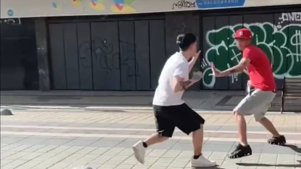 Las Crudas Imágenes De Una Pelea Con Arma Blanca En Plena Vía Pública